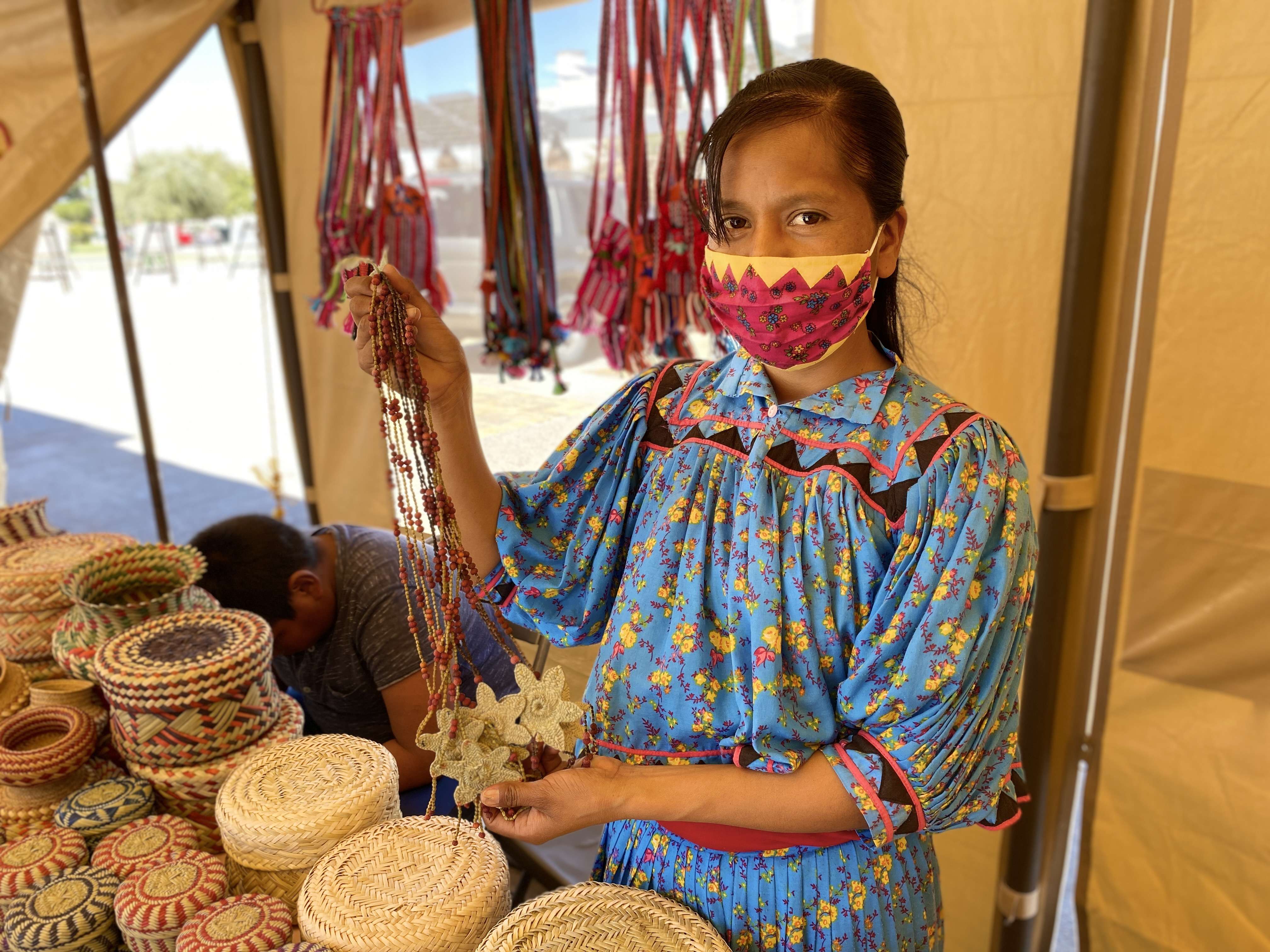 Invita comunidad rarámuri a festival de artesanías en plaza mayor | La ...