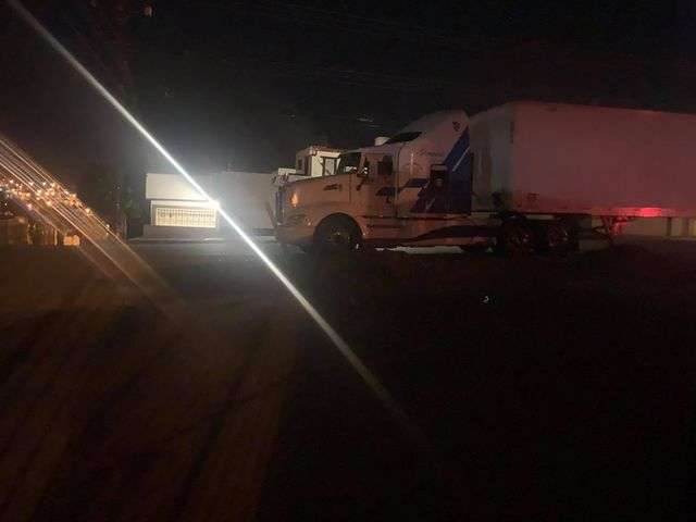 Bloquean trailers las calles de la pavis borunda | La Opción de Chihuahua