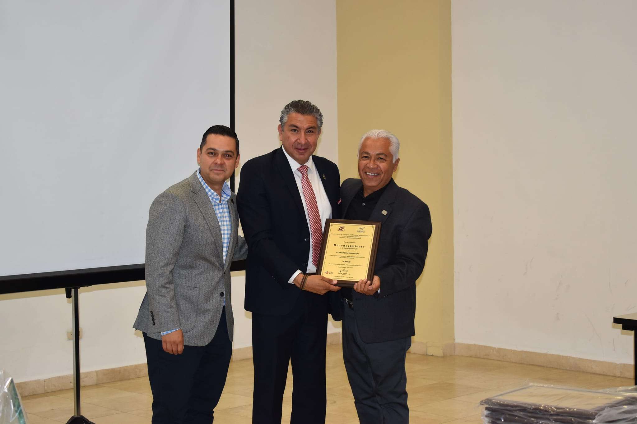 Rinde homenaje canaco a ferreteros afiliados más antiguos | La Opción ...