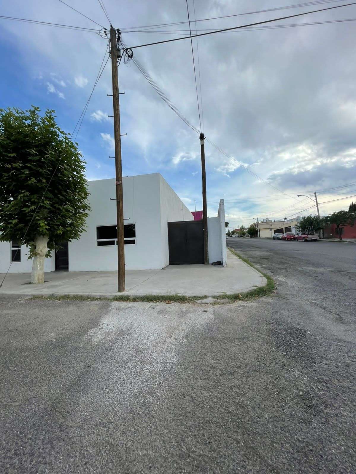 Amplían casa y queda adentro poste de telmex | La Opción de Chihuahua