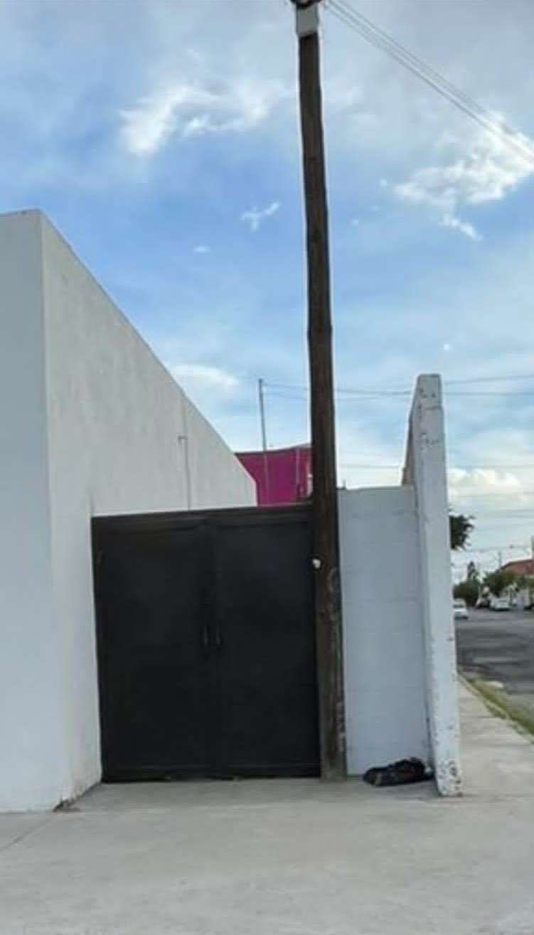 Amplían casa y queda adentro poste de telmex | La Opción de Chihuahua