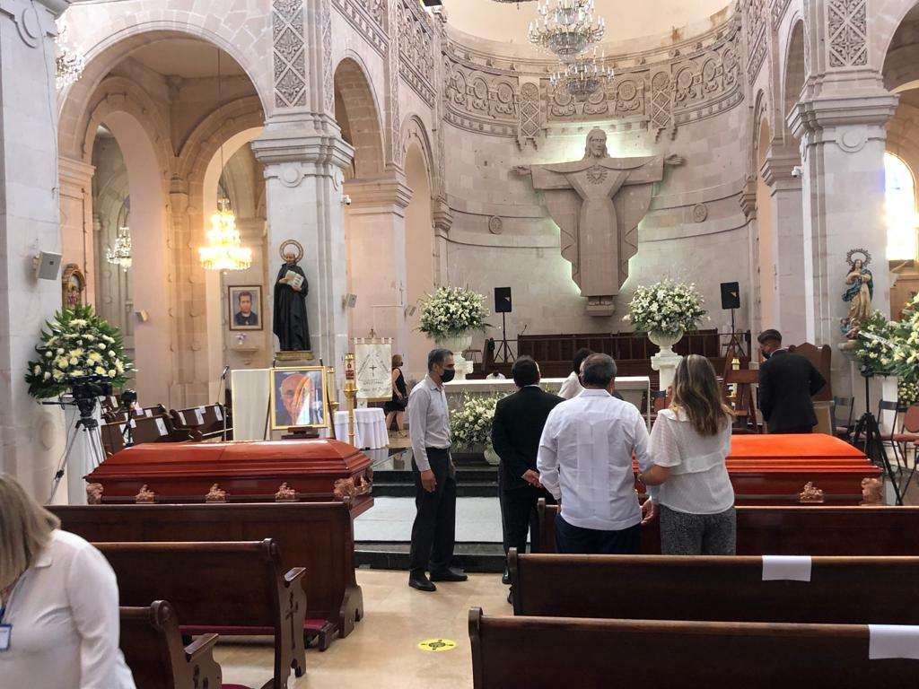 Arriban a la iglesia los cuerpos de los sacerdotes jesuitas | La Opción ...
