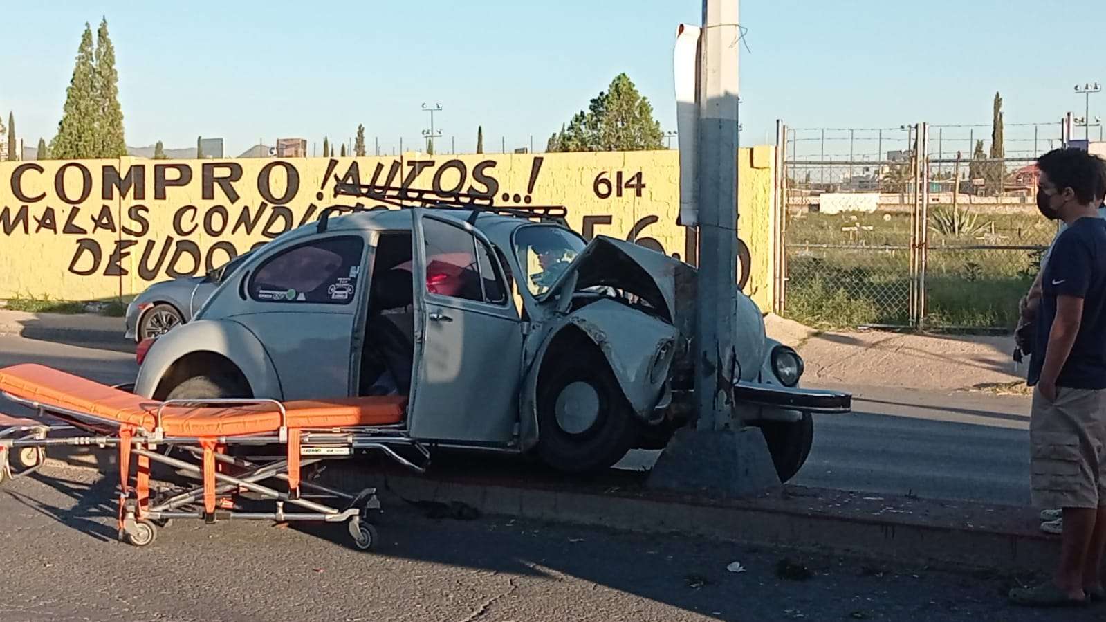 Se queda dormido al volante y choca su bochito | La Opción de Chihuahua