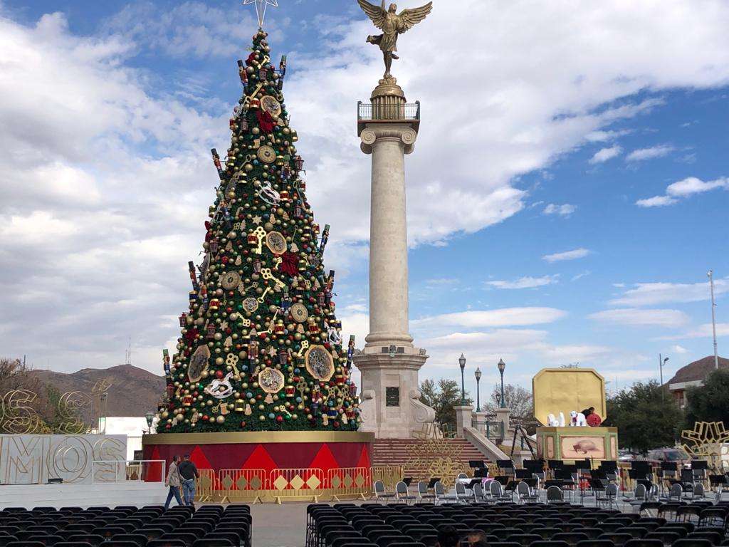 Gobernadora encenderá árbol navideño en Plaza del Ángel | La Opción de ...