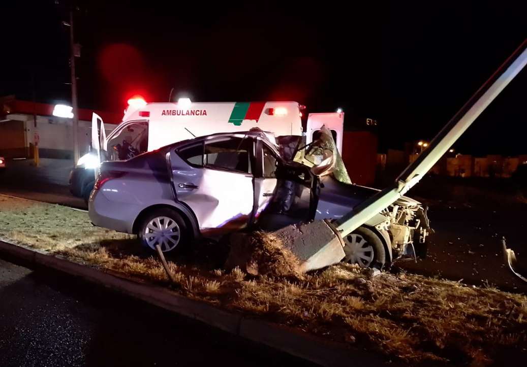 Atrapado entre fierros al chocar contra poste en rúa a Aldama | La ...
