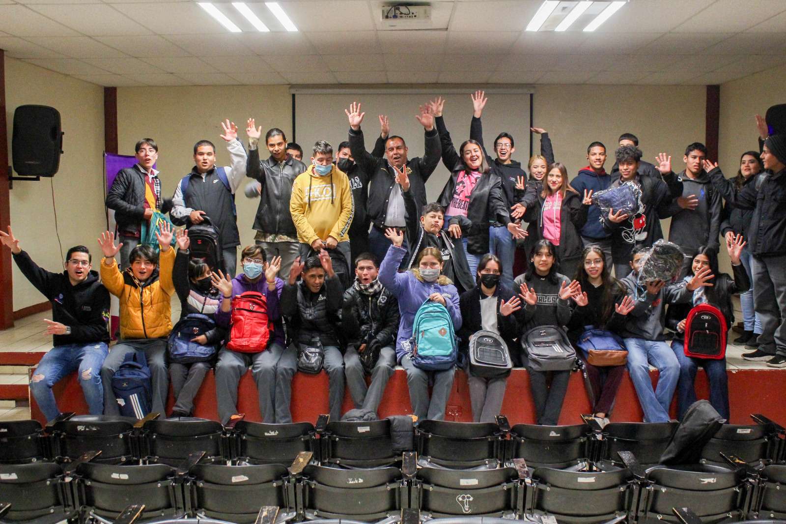 Apoyan a alumnos del CETIS No. 86 con 50 kits escolares | La Opción de ...