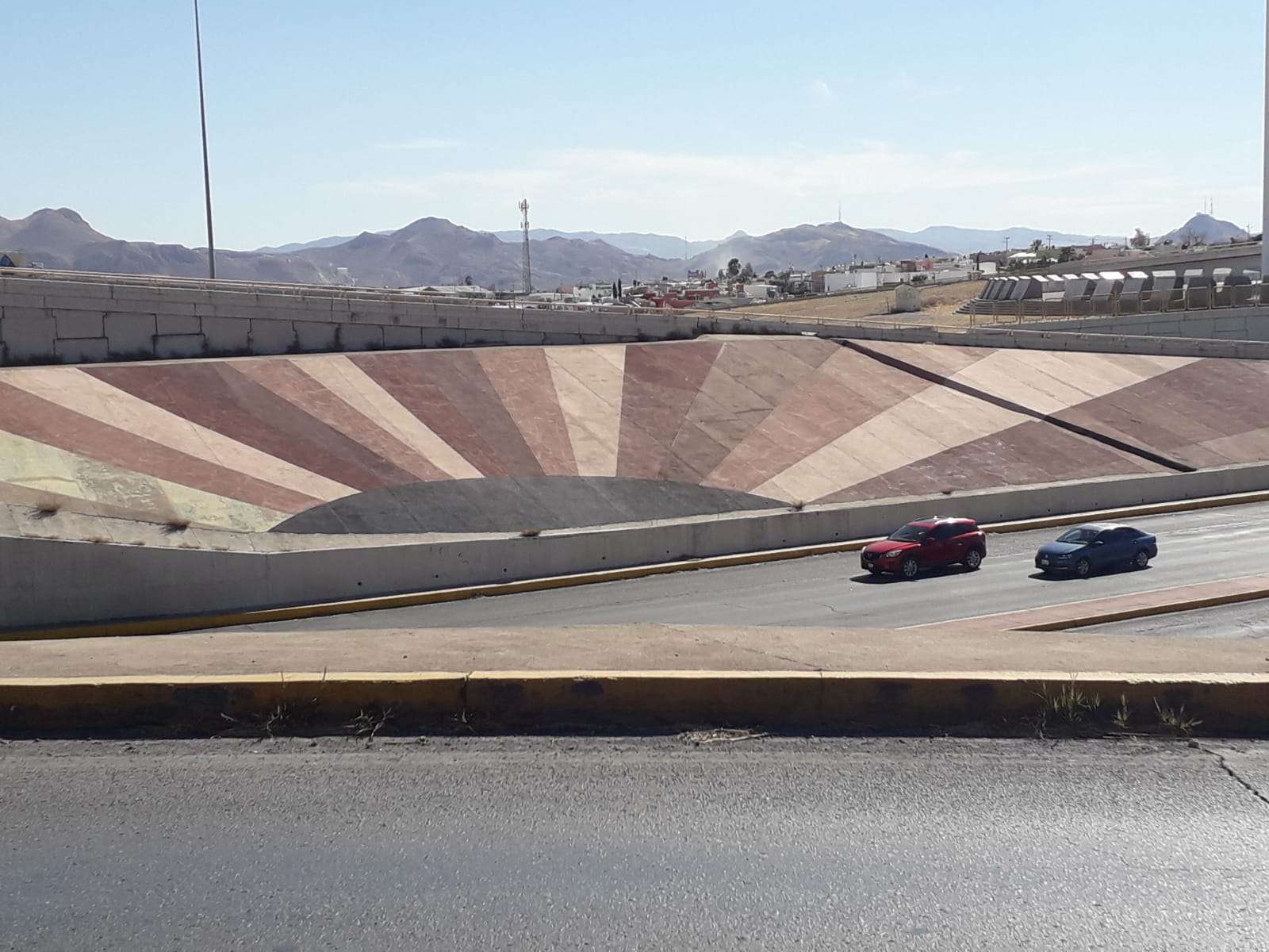 Dan mantenimiento a muro de la Teófilo Borunda | La Opción de Chihuahua