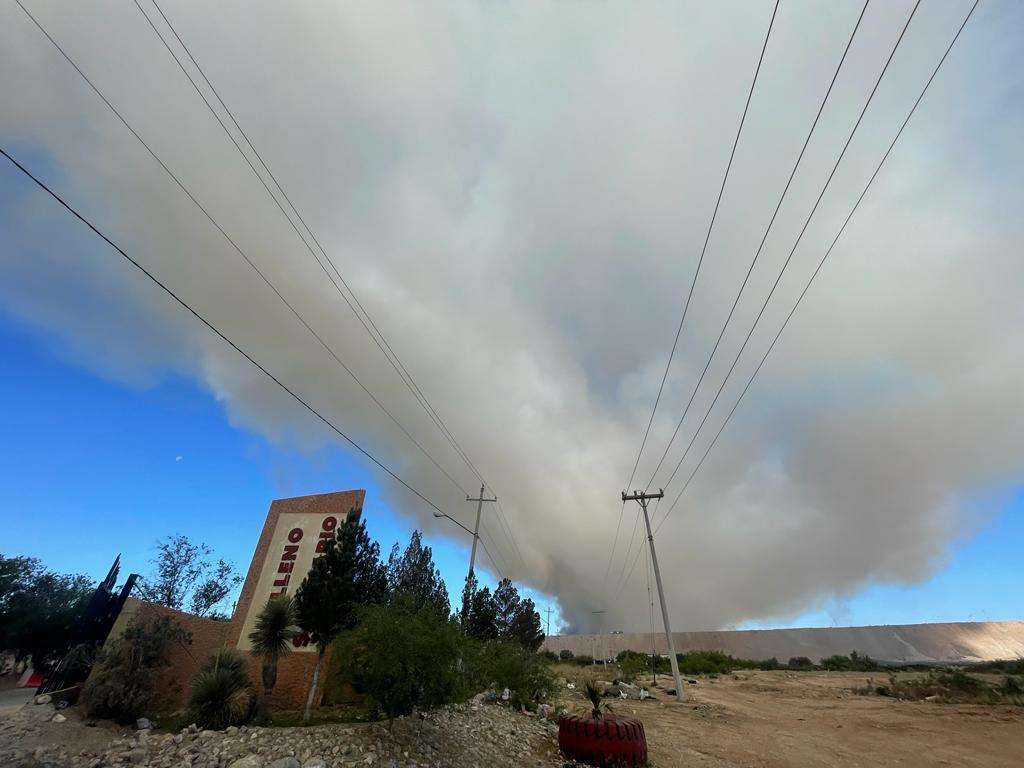 Provoca gran nube de humo incendio dentro de Relleno Sanitario | La ...