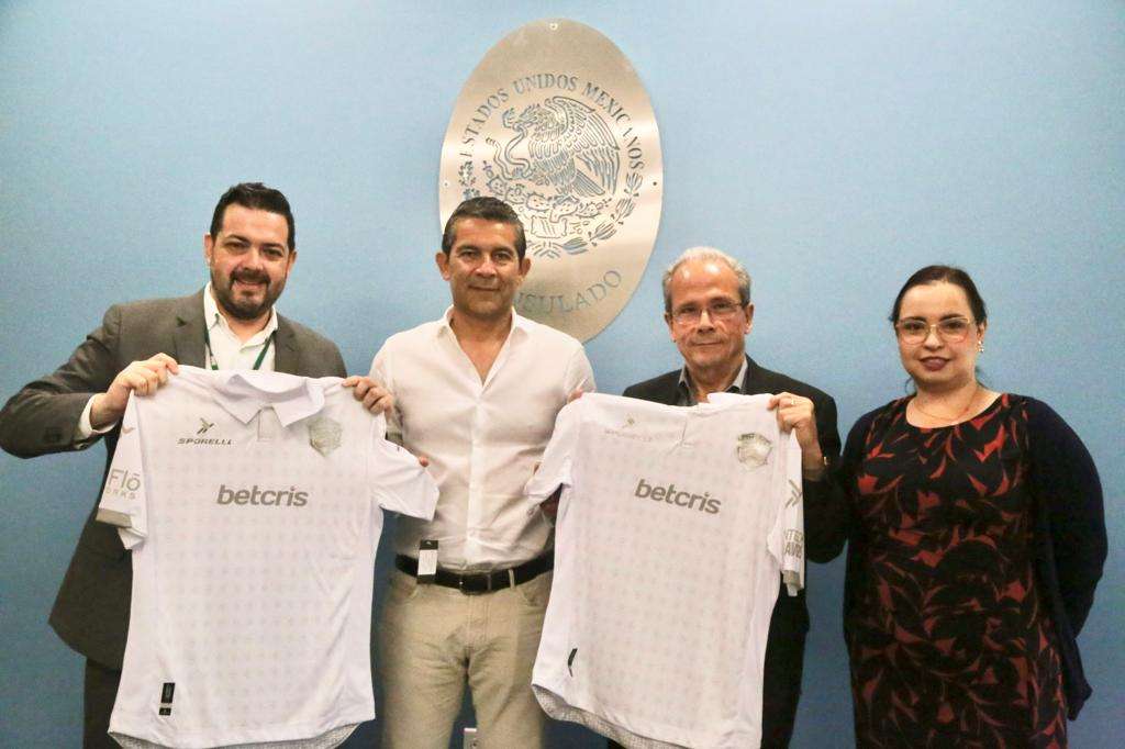 Visita al Consulado mexicano en Austin | La Opción de Chihuahua
