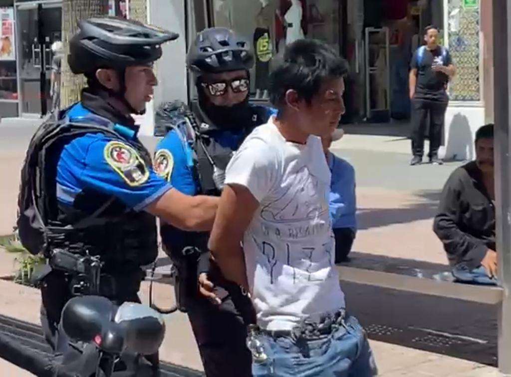 Detienen Agentes Beta a presunto maleante en pleno centro | La Opción ...