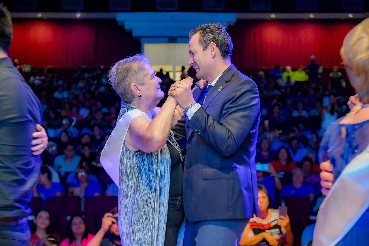 Corona alcalde Bonilla a doña Cecilia Gómez como Reina de Reinas 2023 ...