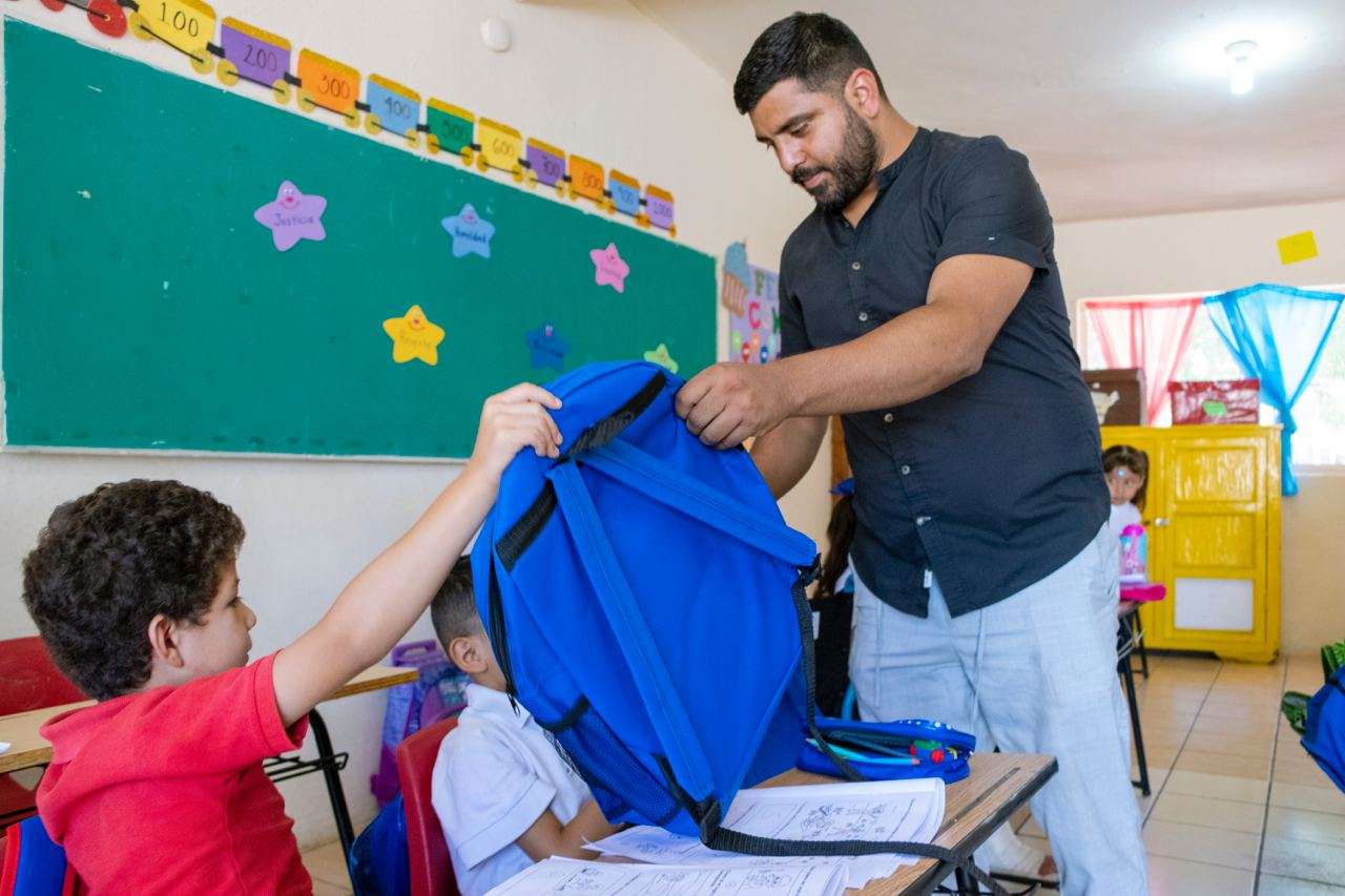 Entregan apoyos del programa Mi Bolsa Escolar en primarias | La Opción ...