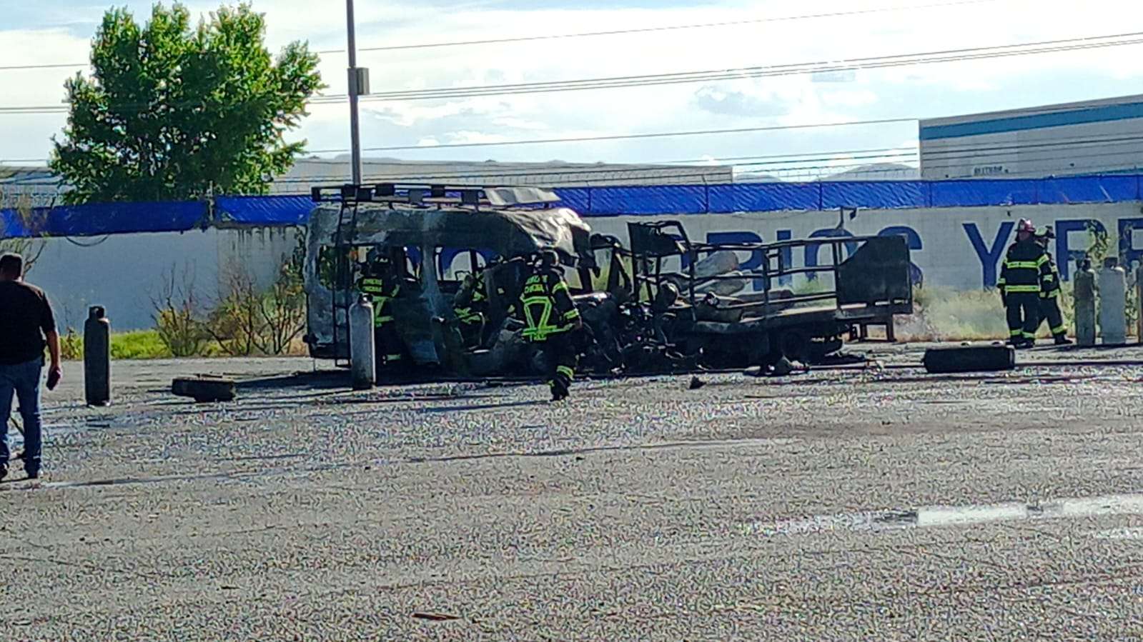 Explotan tanques de gas en choque y muere conductor de una Urban | La ...