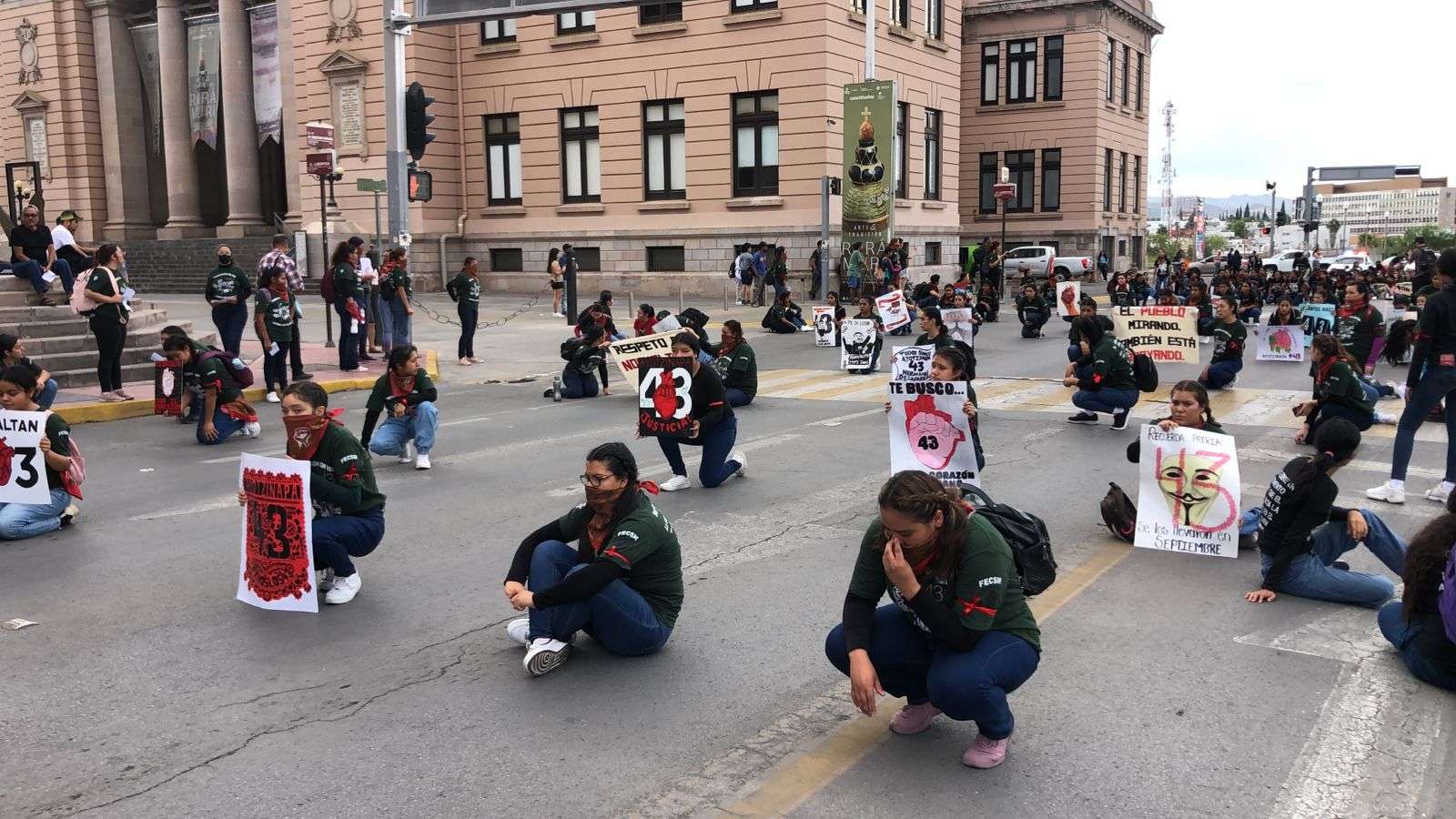Realizan marcha estudiantes de la Normal de Saucillo | La Opción de ...