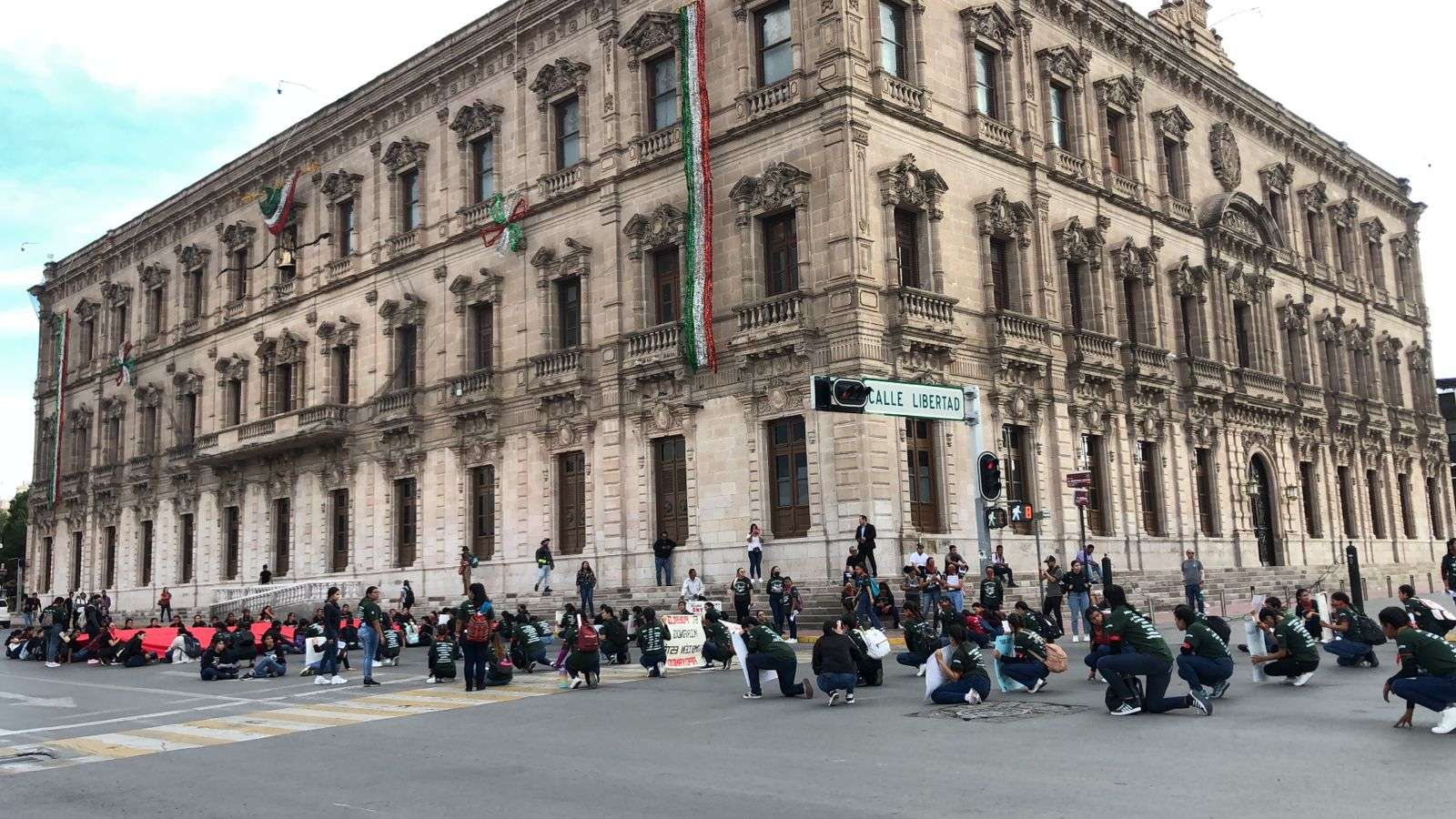 Realizan marcha estudiantes de la Normal de Saucillo | La Opción de ...