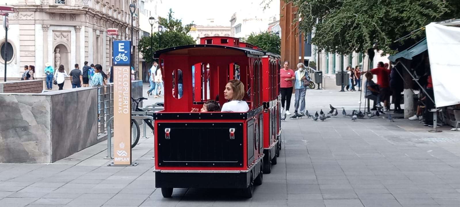 Pasea trenecito a niños y adultos por el centro de la ciudad | La ...