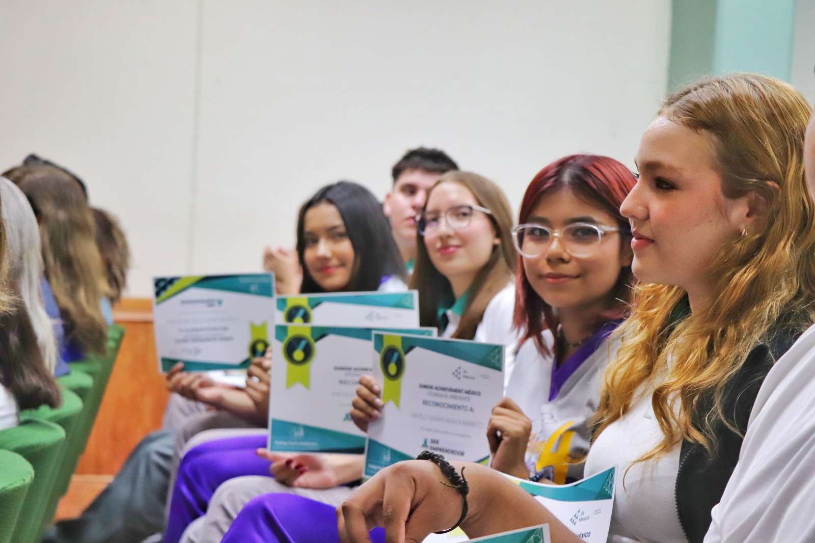 Dan a más de 4 mil 300 estudiantes del Cobach beca Junior Achievement ...