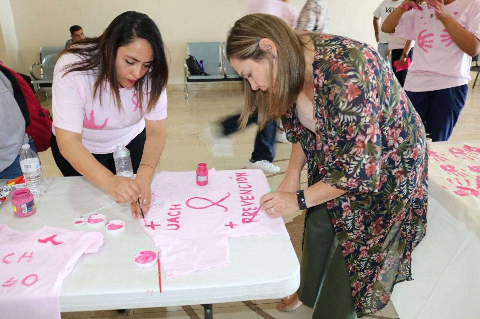 Concientizan sobre cáncer de mama con moño rosa humano | La Opción de ...