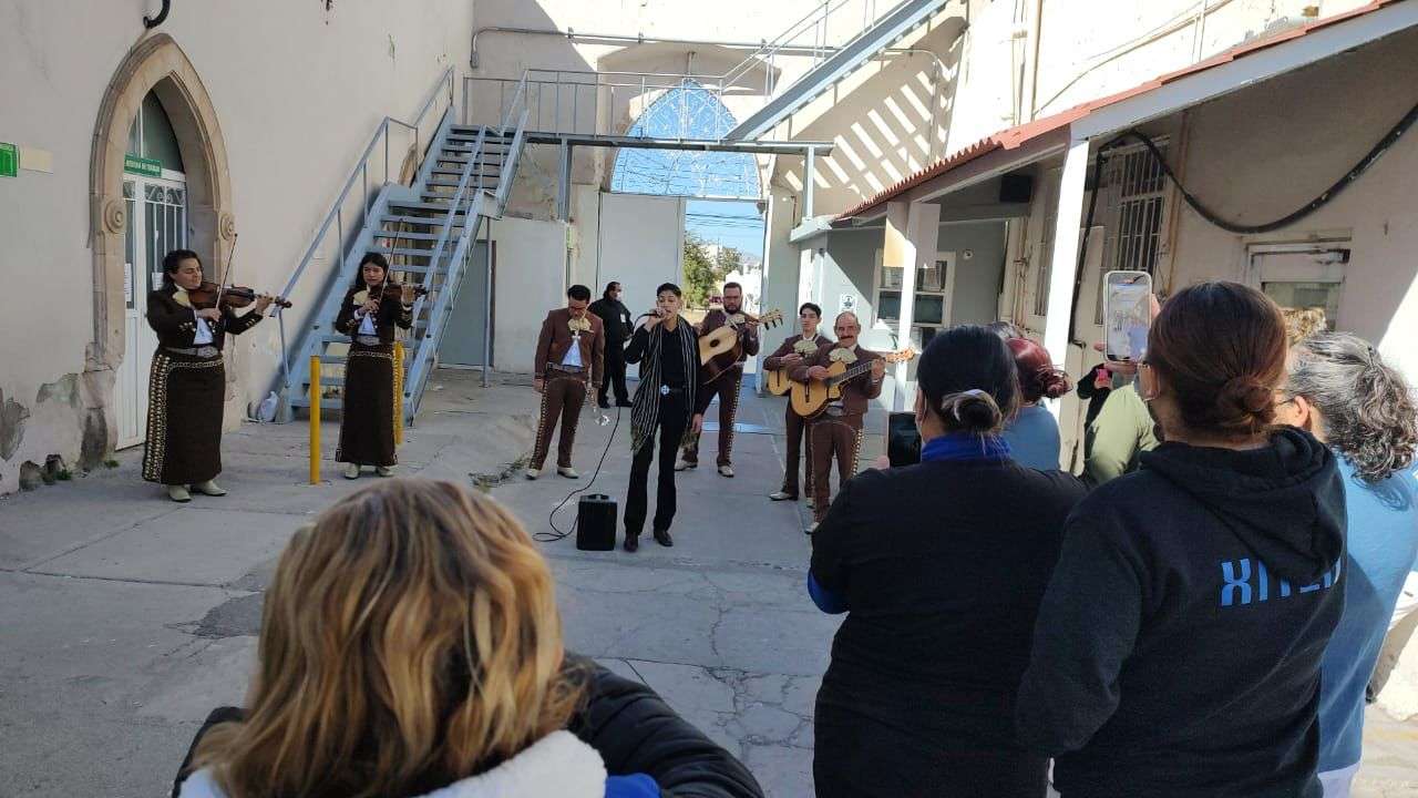 Lleva serenata Ángel Galván a enfermeras del Hospital Central | La ...