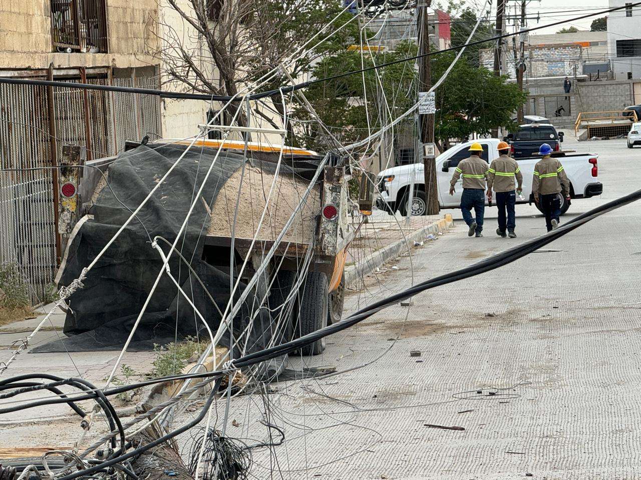 Choque contra poste de CFE deja a colonia Morelos sin luz | La Opción ...