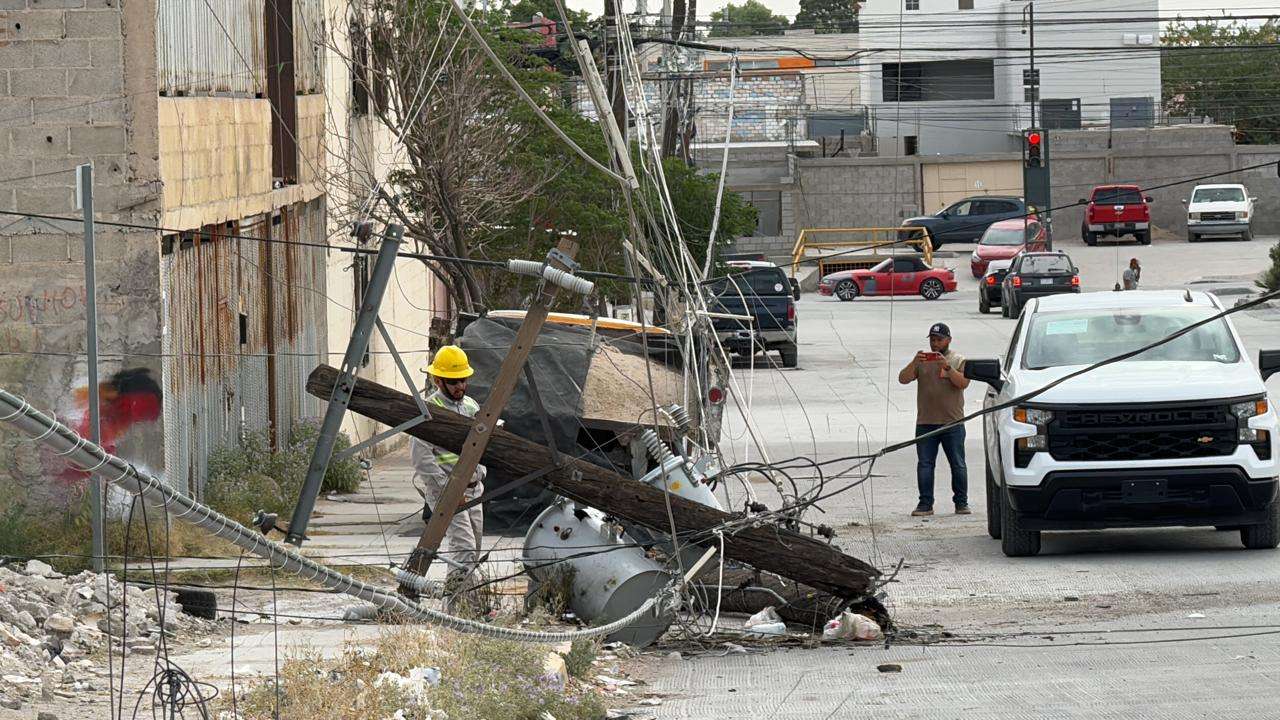 Choque contra poste de CFE deja a colonia Morelos sin luz | La Opción ...