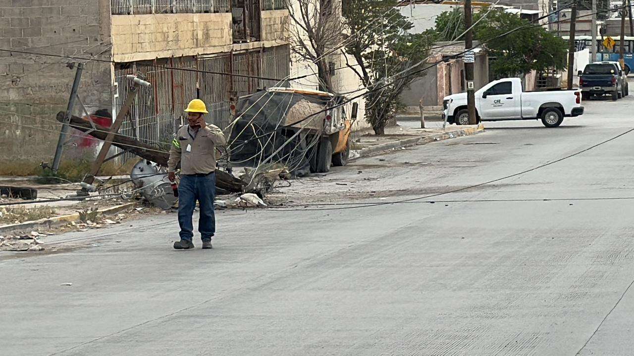 Choque contra poste de CFE deja a colonia Morelos sin luz | La Opción ...