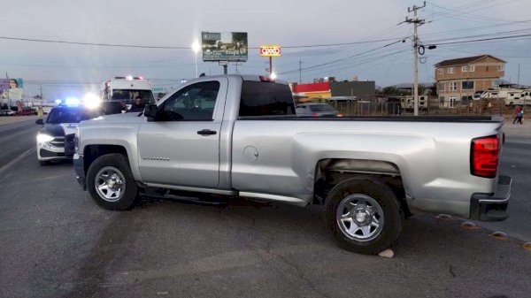 Choca pick up a carro en carretera a Aldama | La Opción de Chihuahua