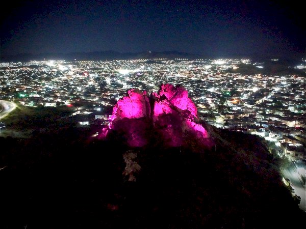 Se ilumina de rosa el Cerro de la Muela en apoyo contra el cáncer de ...