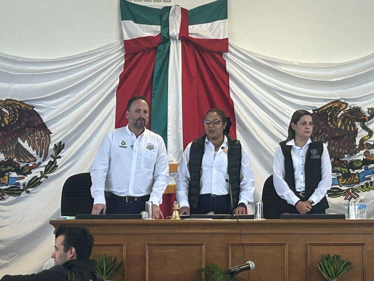 Cabalgan y sesionan los tres poderes del estado en Cuchillo Parado | La ...