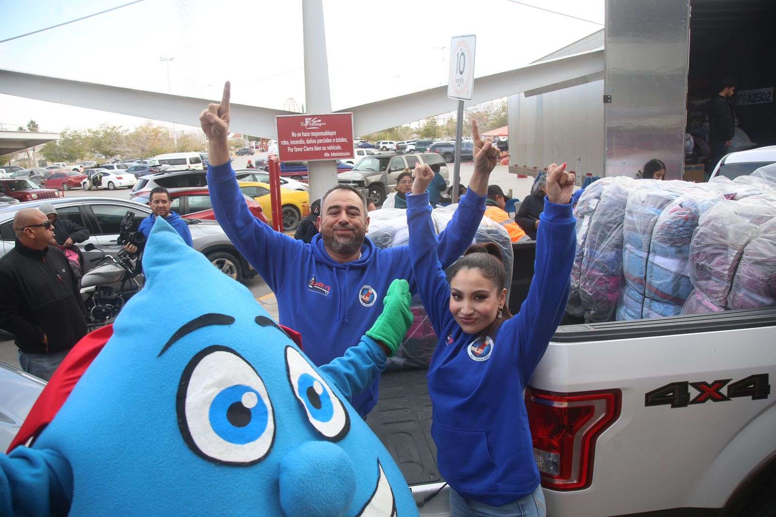 Dona Jmas cobijas a la campaña "Qué Juárez no tenga frío" | La Opción ...