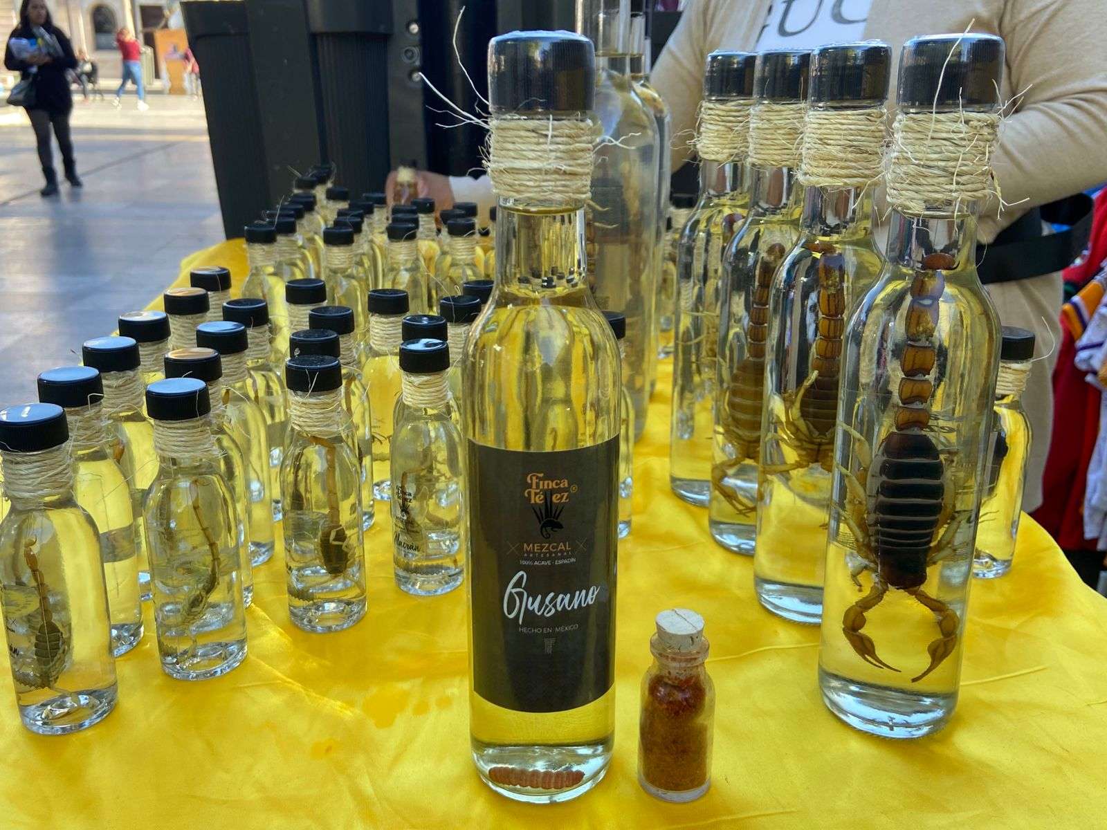 Ofrece mezcal con alacrán elaborado de manera artesanal | La Opción de ...