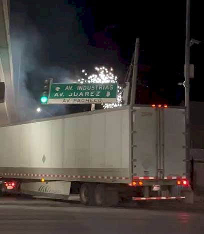 Video: tráiler choca y daña postes en la Teófilo Borunda | La Opción de ...