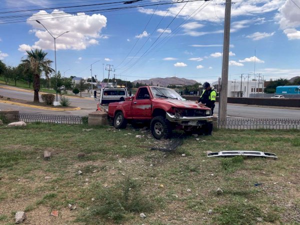 Choca su pick up y la abandona en la Teófilo Borunda | La Opción de ...
