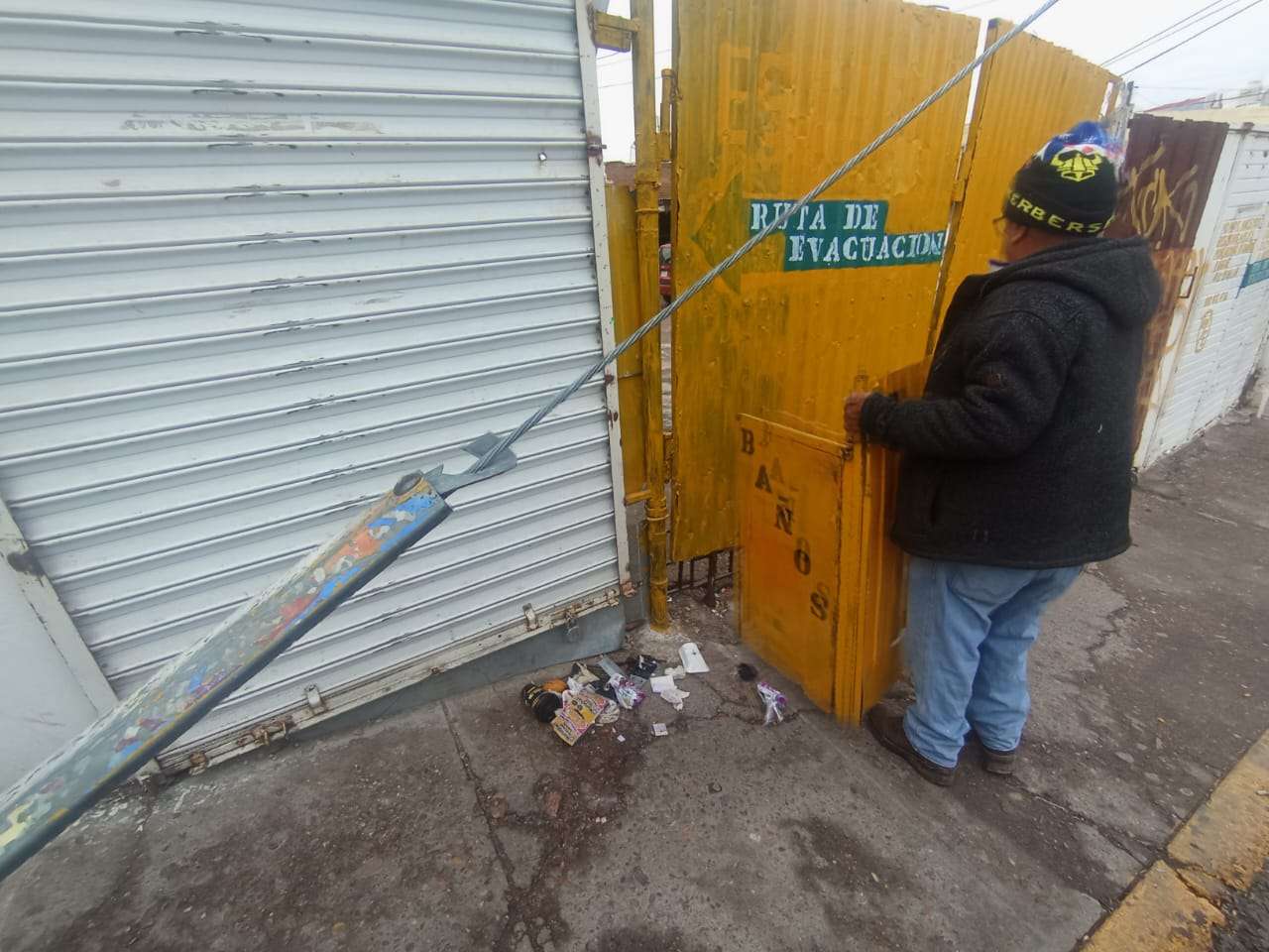 Atienen quejas y retiran anuncio que obstruía banqueta en el centro ...