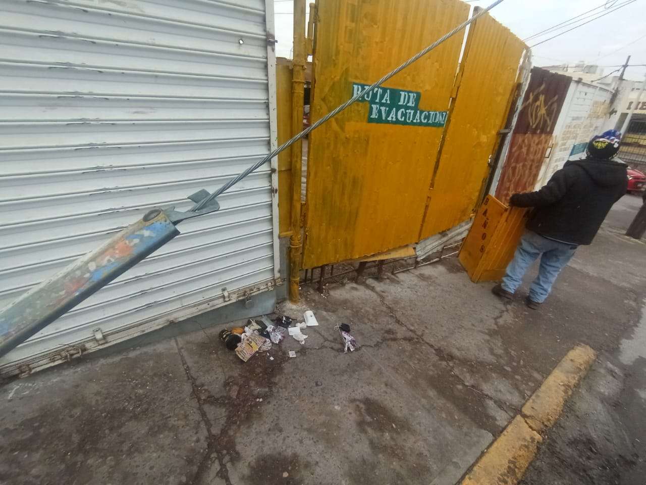 Atienen quejas y retiran anuncio que obstruía banqueta en el centro ...