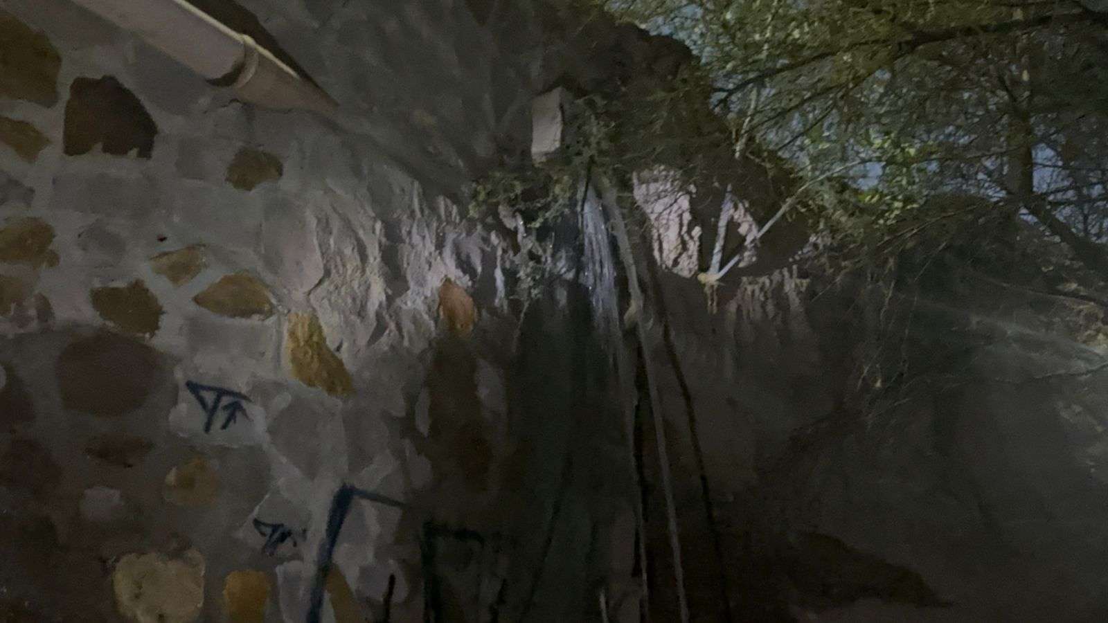 Reportan fuga de agua sin atender junto a Fuentes Danzarinas | La ...