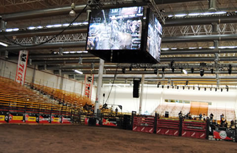 Insólito: montan arena de rodeo en centro de convenciones | La Opción ...